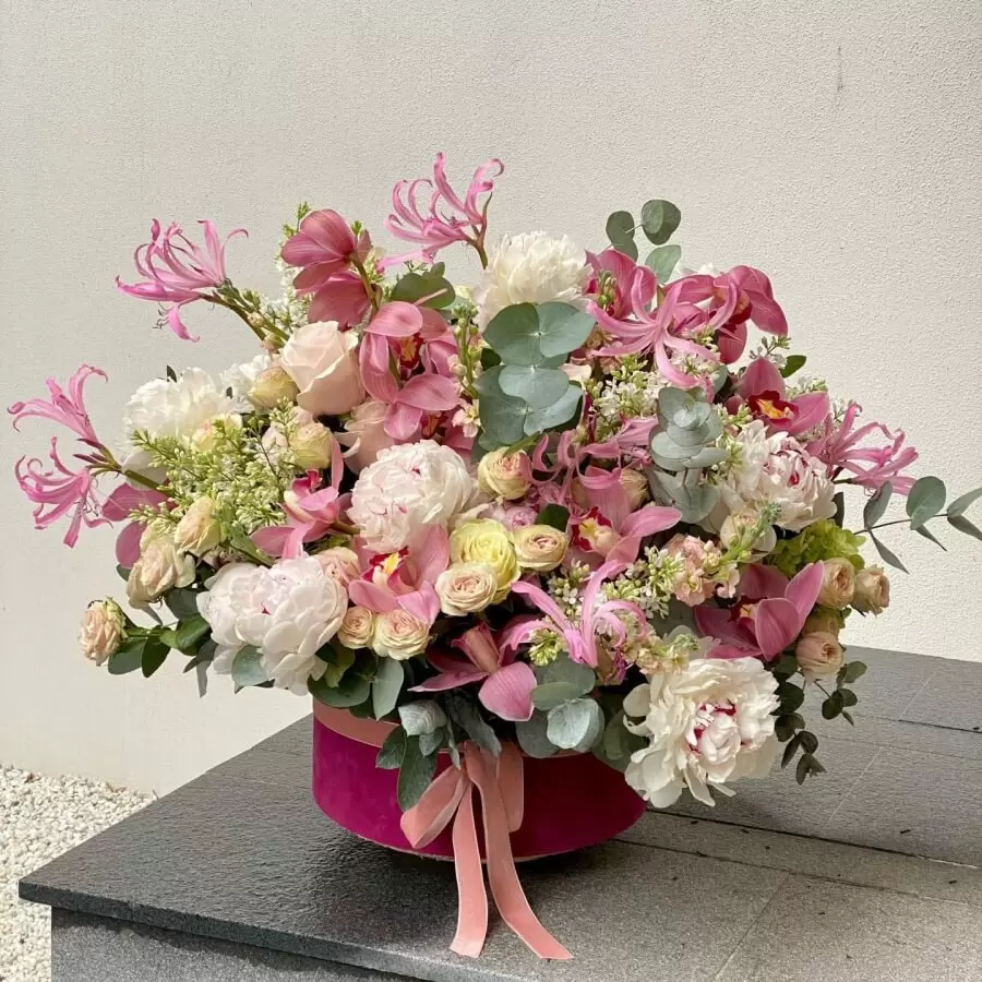 Celebrarea femeii cu un buchet de flori
