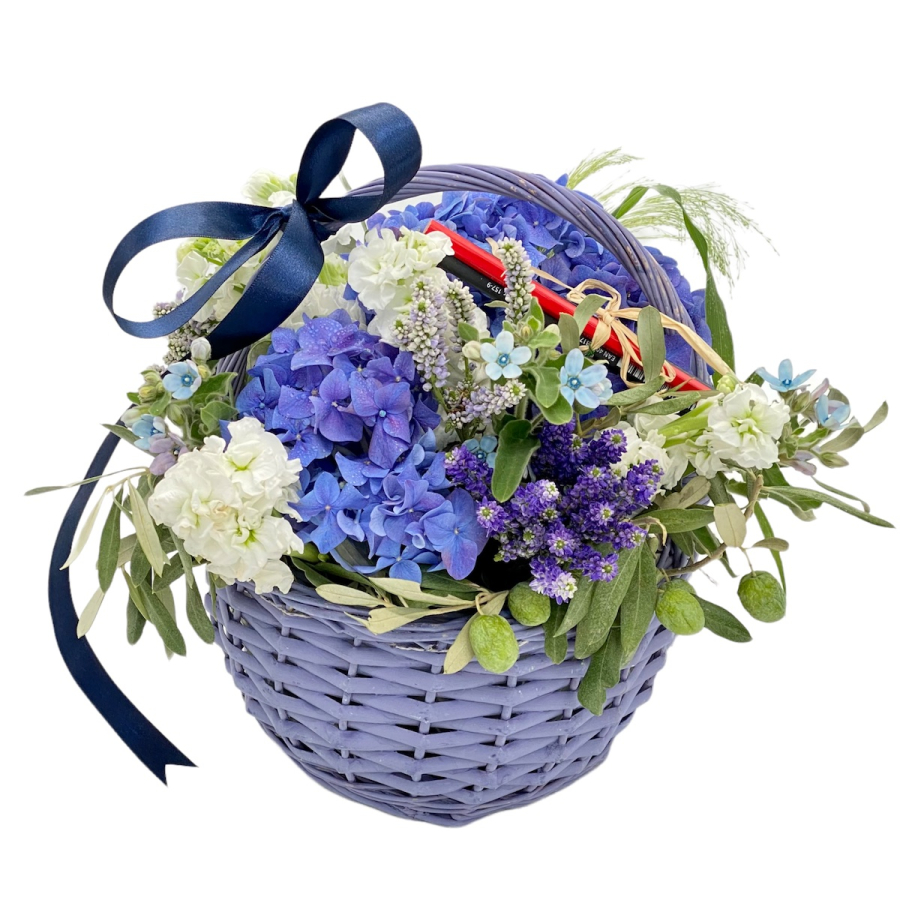 Flori in cos toarta cu hortensii, matthiola, mov si albastru